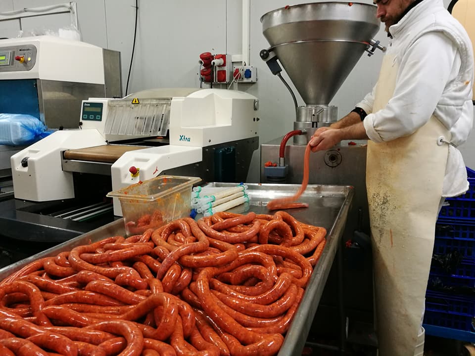 La txistorra en Txarri Txiki. Así se elabora. - Donosti City