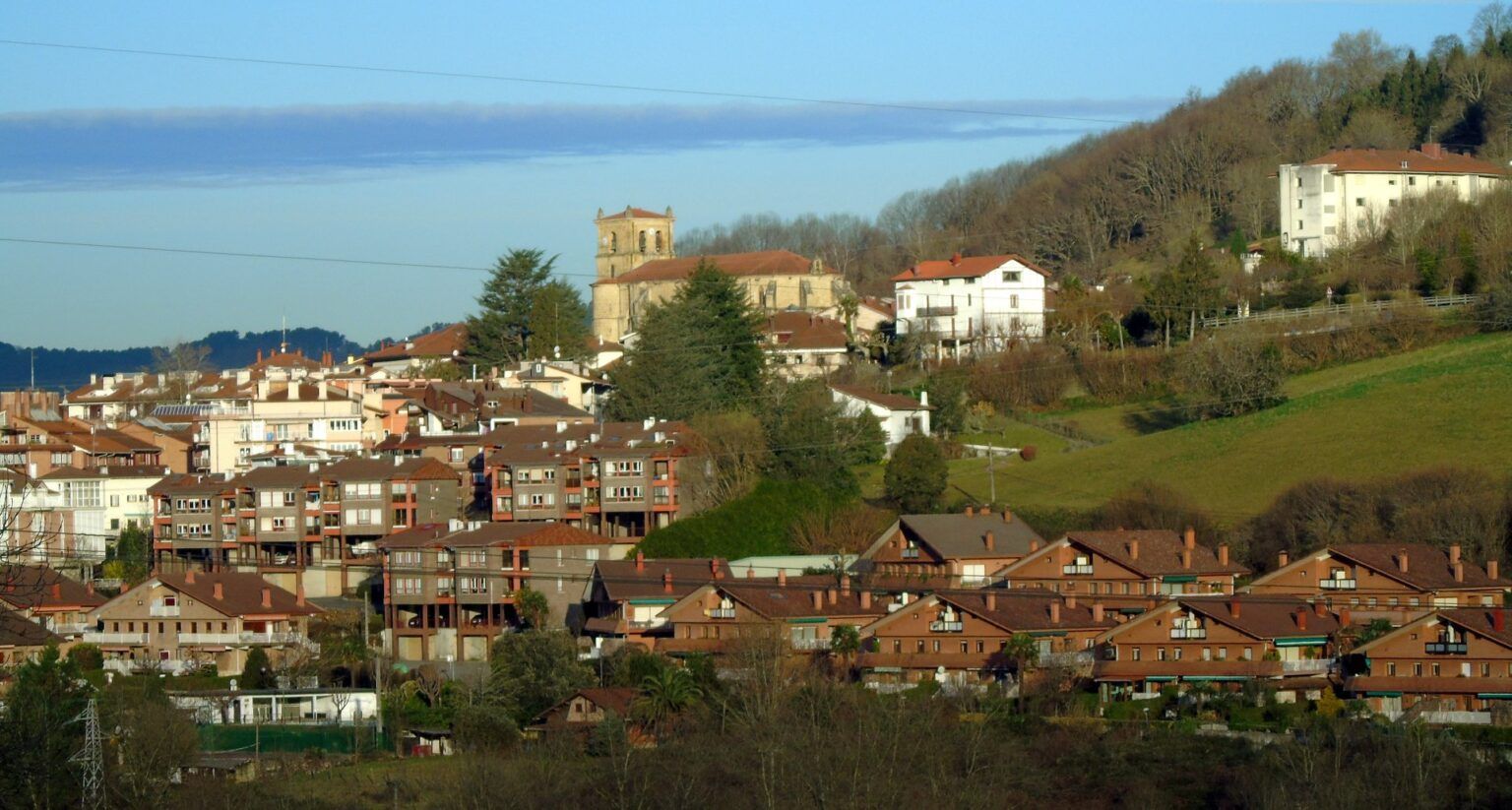 Oiartzun, a los pies de la Peña de Aia. - Donosti City