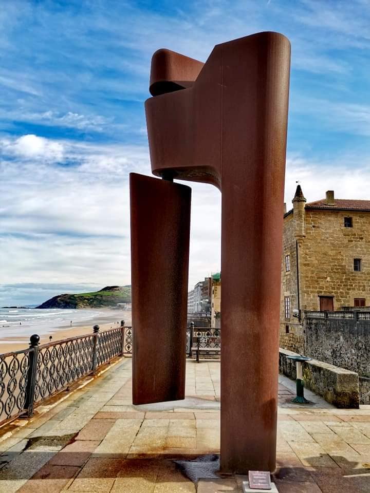 Paseo marítimo de Zarautz y sus esculturas. - Donosti City