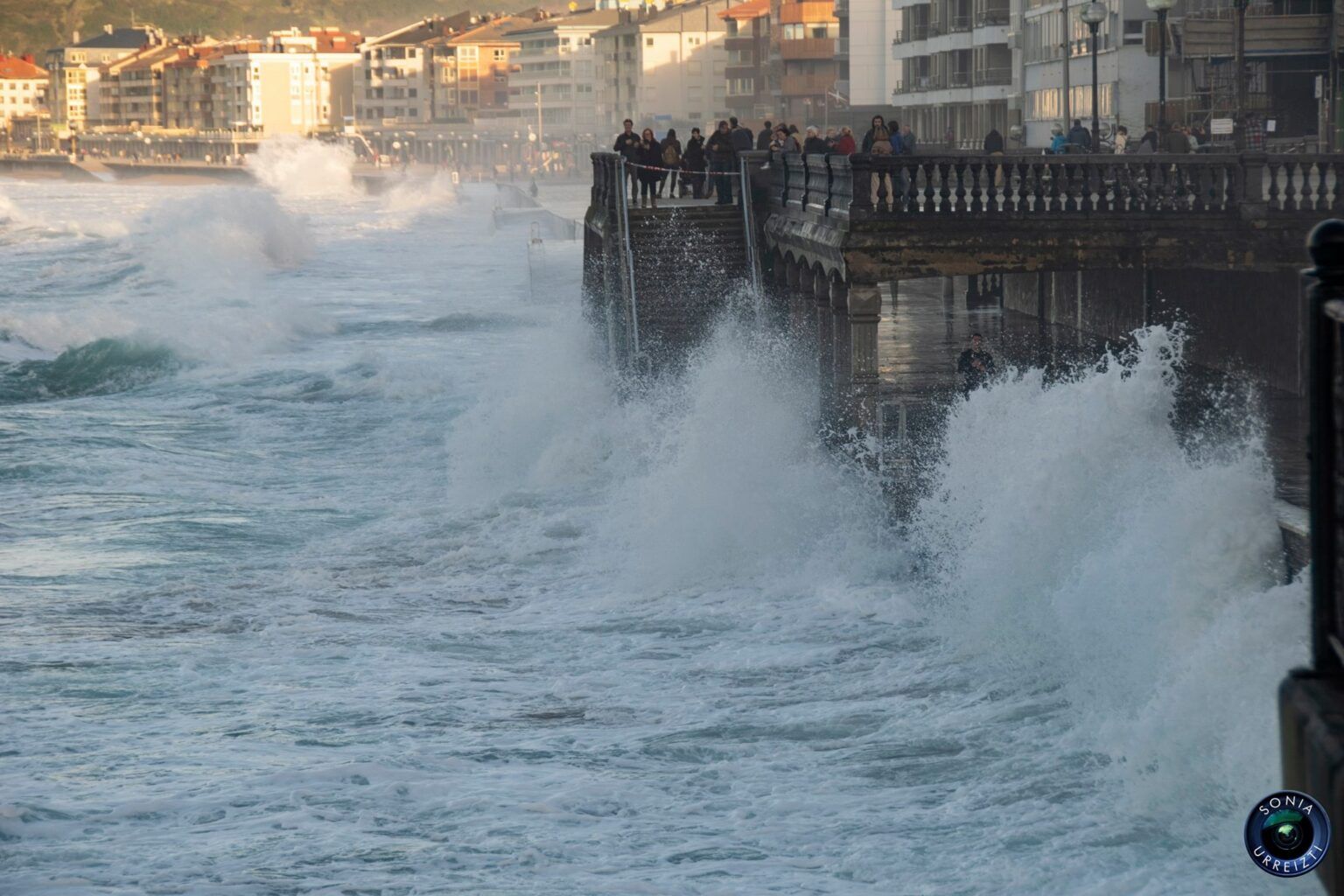 Paseo marítimo de Zarautz y sus esculturas. - Donosti City